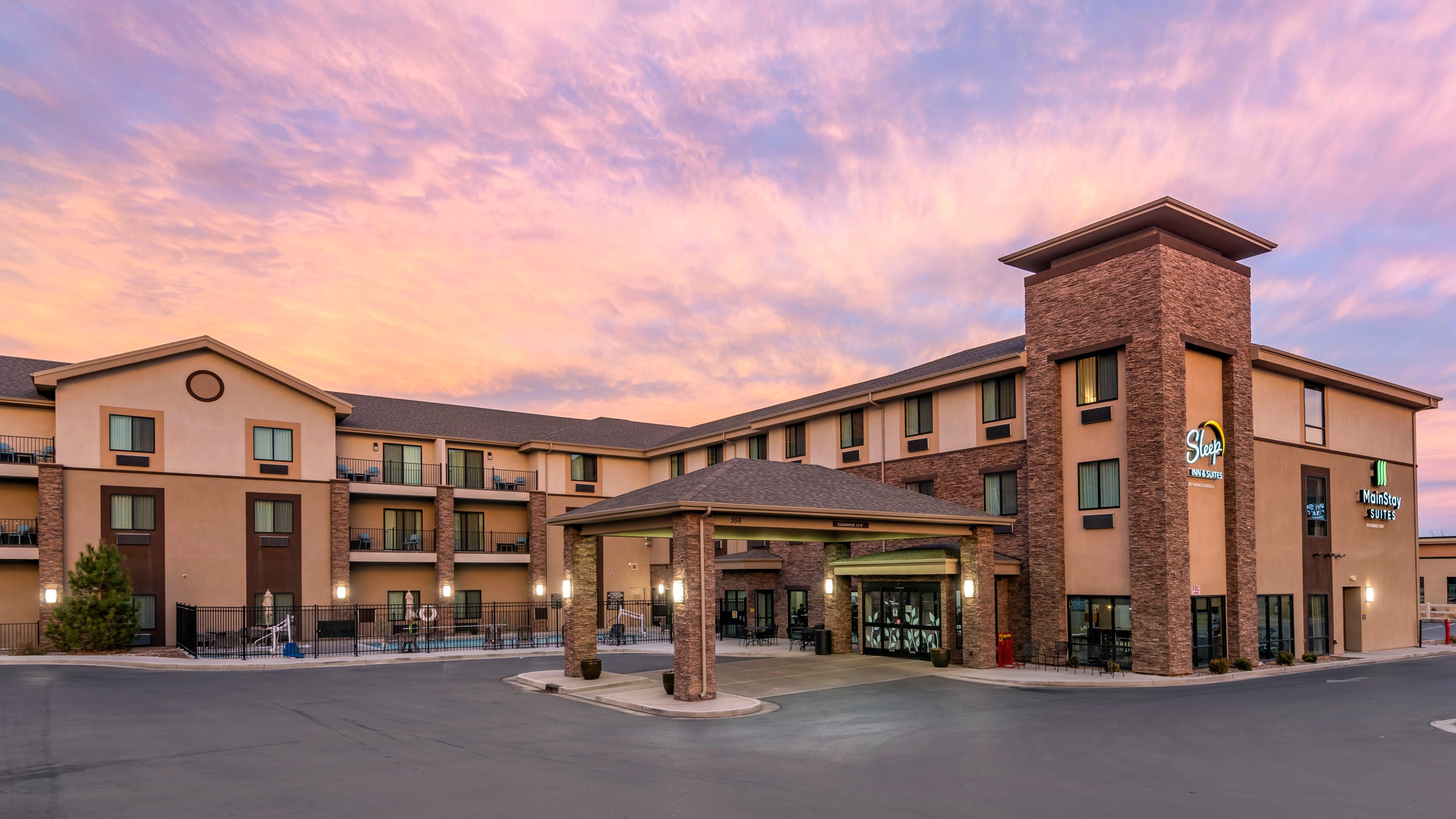 Sleep Inn & Suites Moab: Fall Asleep in Red Rock Dreamland